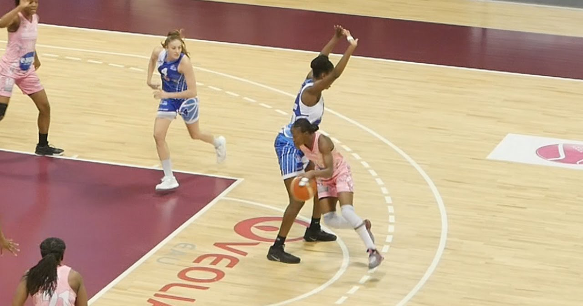 "Drive and Kick" d'Aminata Konaté qui sert Bérangère Dinga-Mbomi pour ...